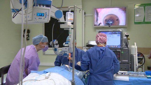 The perils of contact lenses - BBC News