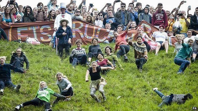 Thousands watch Gloucestershire cheese rolling races - BBC News