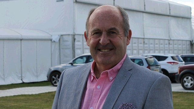 Gwobr am gyfraniad arbennig Dilwyn Price i'r Urdd - BBC Cymru Fyw