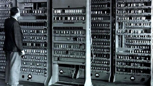 Recreating a pioneering 1940s computer - BBC News