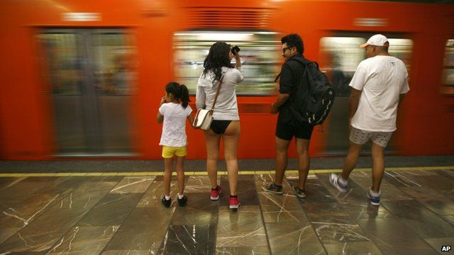 'No pants' day on New York subway - BBC News