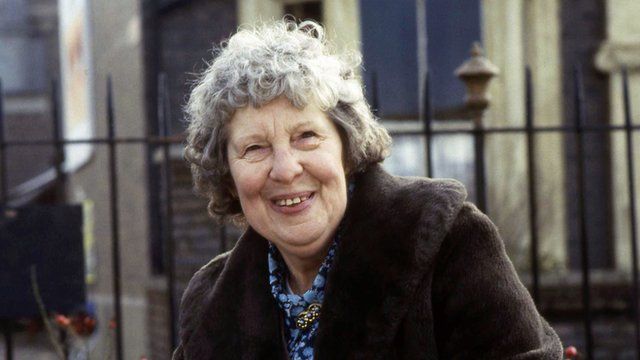 Anna Wing, who played EastEnders' Lou Beale, dies - BBC News