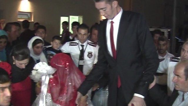 'World's tallest man' finds love and settles down - BBC News