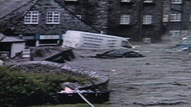 Vehicles washed away by Boscastle flood - BBC News