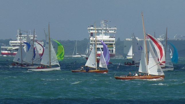 Cowes Week regatta: Sailing starts despite low winds - BBC News
