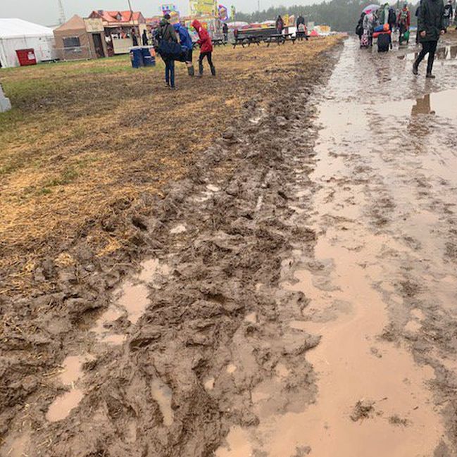 Download: Fans leave muddy festival after heavy rain - BBC News