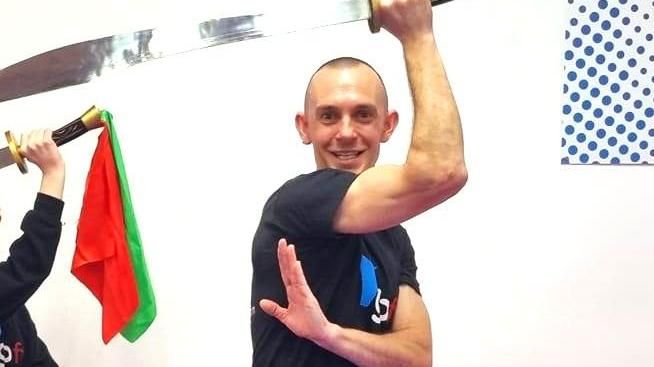 Man changes career after his office job damages his eyesight - BBC News