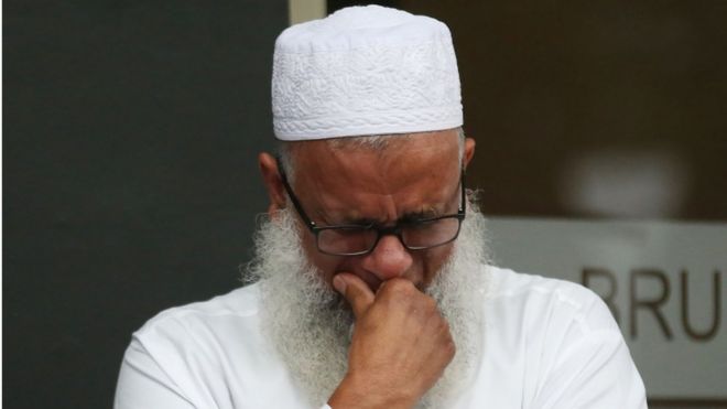 Bom bunuh diri di masjid Pakistan: Korban tewas ledakan mencapai 100 orang - BBC News Indonesia