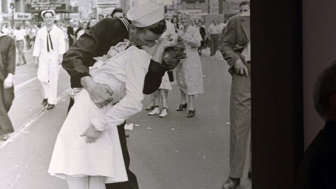 «مرا نبوس»؛ جنجال بوسه در متروی دهلی - BBC News فارسی