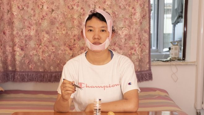 Model China 'bermata sipit', mengapa sejumlah orang beranggapan mereka ...