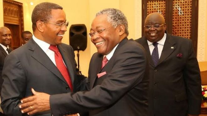 Ali Mwakwere alipomuadhimisha Hamza Kibwana Mwapachu kwa kumpa mtaa ...