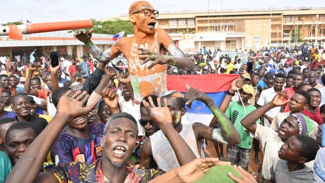 Niger coup: Wetin young pipo for di region think? - BBC News Pidgin