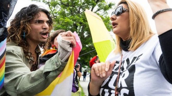 Lgbt I Amerika Ubio Prodavačicu U Kaliforniji Jer Je Okačila Lgbt