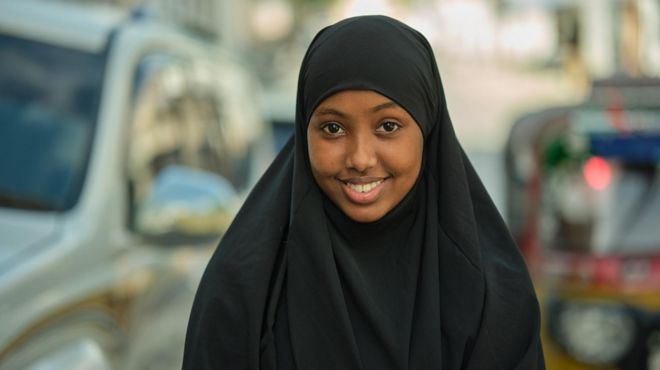 Waa tuma gabadha TikTokleeyda ah ee hilibka doofaarka bisinka u qabatay ...