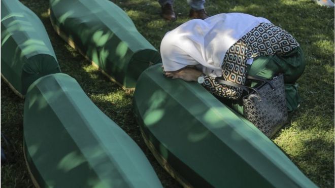 Srebrenitsa: Bir bilim insanının ölüleri teşhis etme çabası - BBC News ...