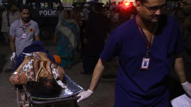 Bom bunuh diri di masjid Pakistan: Korban tewas ledakan mencapai 100 orang - BBC News Indonesia