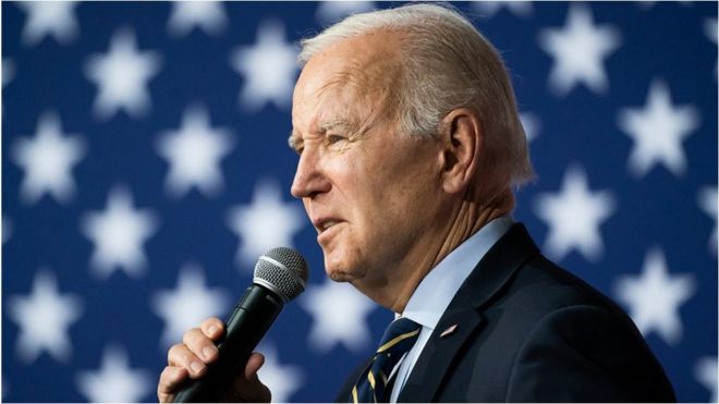 President Joe Biden dey 'fine' afta e fall on stage for Colorado - BBC ...