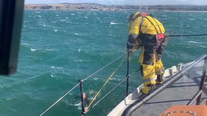 Pilot makes 'extraordinary' Cessna landing in Storm Kathleen - BBC News