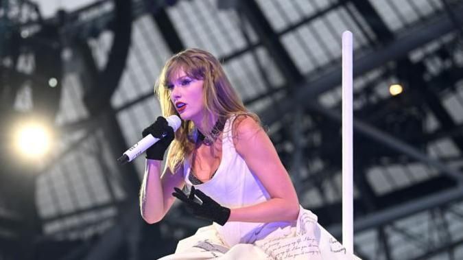 Taylor Swift: Dublin charity 'over the moon' with cash donation - BBC News