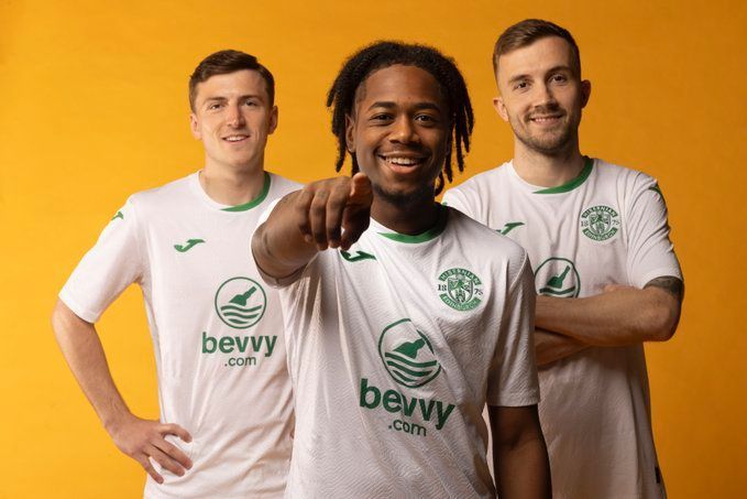 Hibs unveil new away kit - BBC Sport