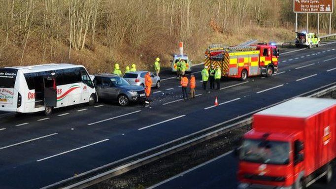 M4 crashes investigated by South Wales Police - BBC News