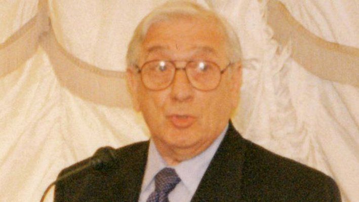 Carry On films set for big screen return - BBC News