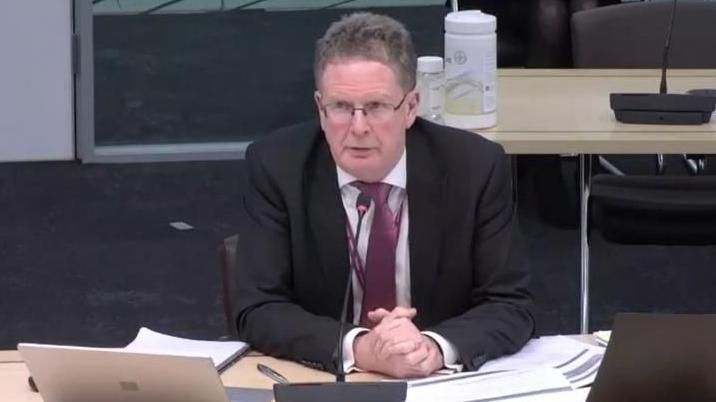 Bradford Council drafts in expert to help with financial woes - BBC News