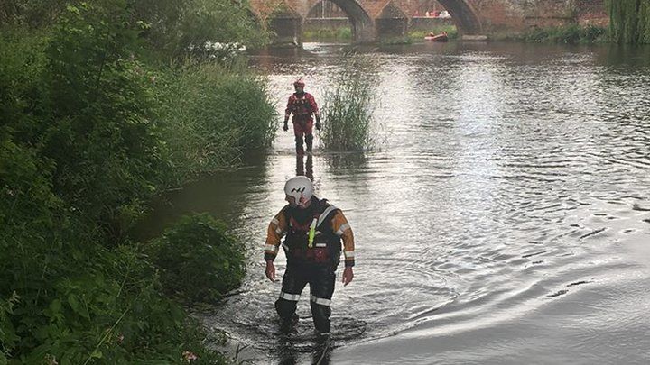 Body found in River Nith confirmed as missing fisherman - BBC News