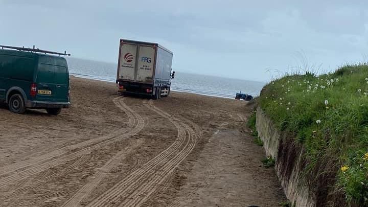 Lorry gets stuck after driving onto Marske beach - BBC News