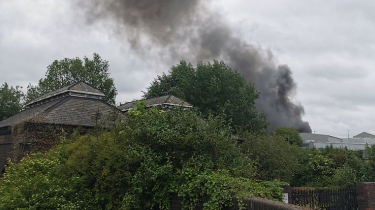 Businesses evacuated due to major factory fire in Dudley - BBC News