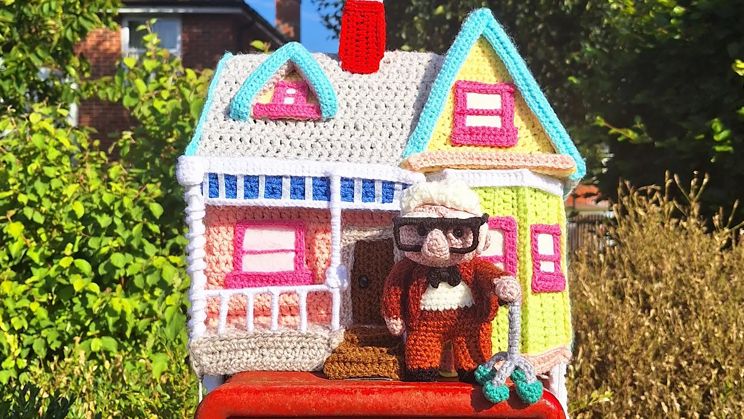 Up: Kings Hill crochet fan makes postbox tribute to Pixar film - BBC News