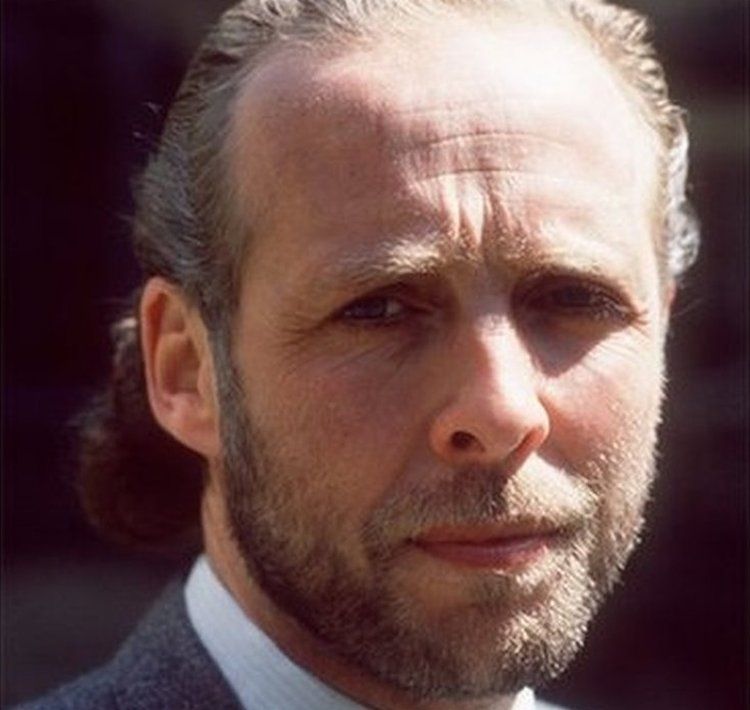 O Siop Siafins i Rybish - a Bollywood yn y canol - BBC Cymru Fyw