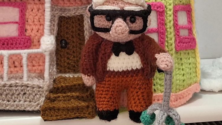 Up: Kings Hill crochet fan makes postbox tribute to Pixar film - BBC News