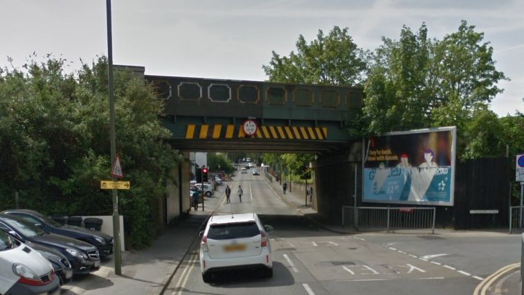 Woking: Pedestrian dies in suspected hit-and-run - BBC News