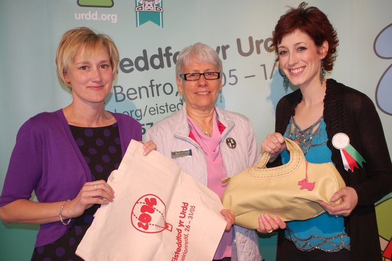 Lluniau: Eisteddfod yr Urdd 2013 ddydd Iau - BBC Cymru Fyw