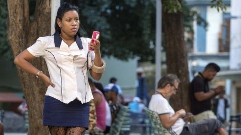 Cuba offers 3G mobile internet access to citizens - BBC News