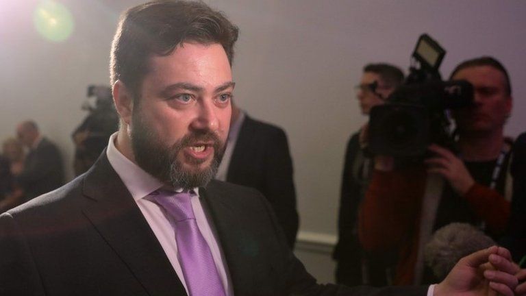 UKIP candidate Carl Benjamin in Truro milkshake melee - BBC News
