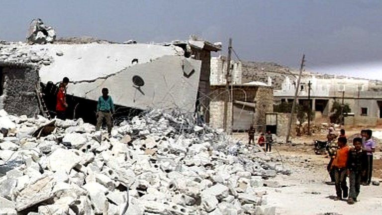 Syria war: Turkish forces set up positions in Idlib - BBC News