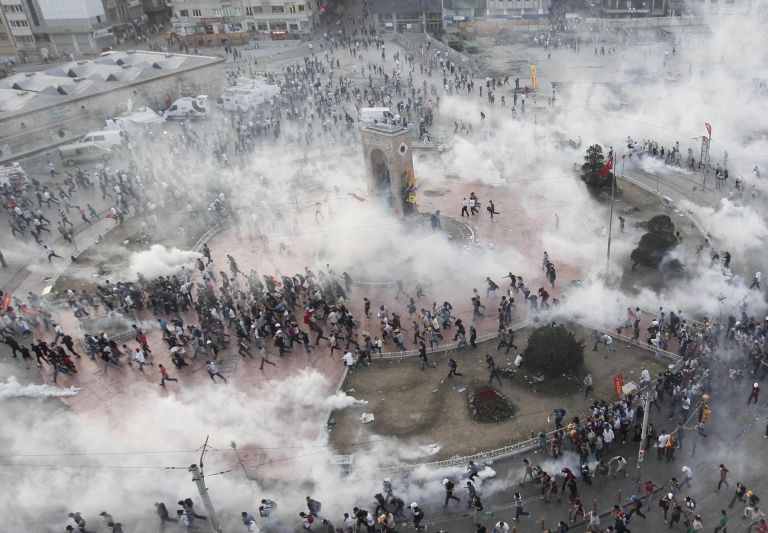 In pictures: Turkish police storm Taksim Square - BBC News