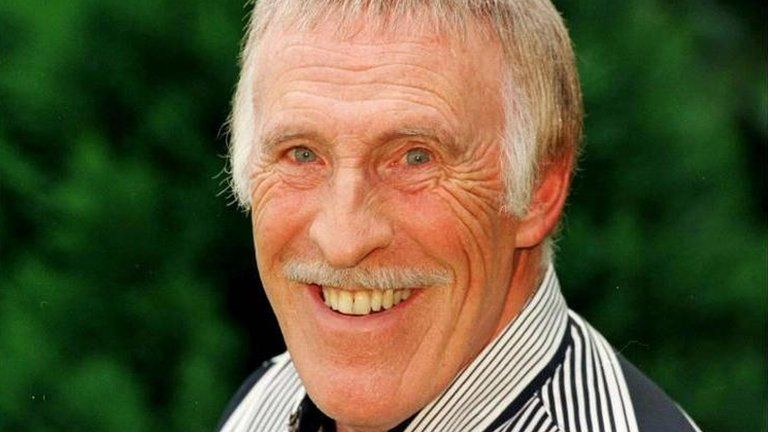 Sir Bruce Forsyth steps down from Strictly Come Dancing - BBC News