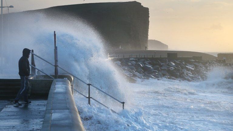 Aberystwyth and Borth clear-up after high tides - BBC News