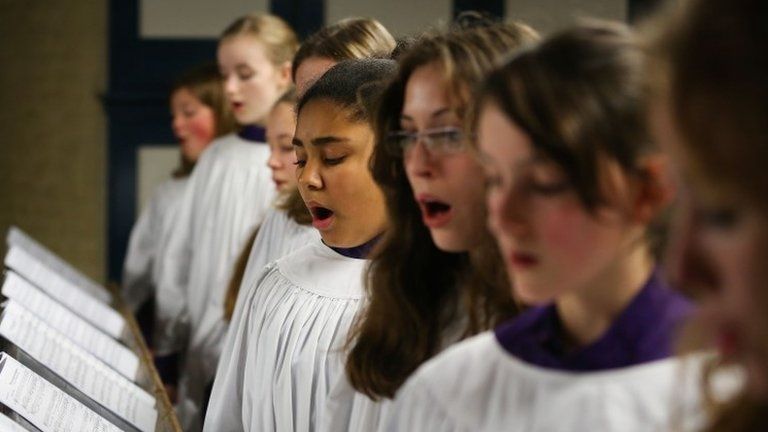 Canterbury Cathedral Girls' Choir rehearsing for Christmas first - BBC News