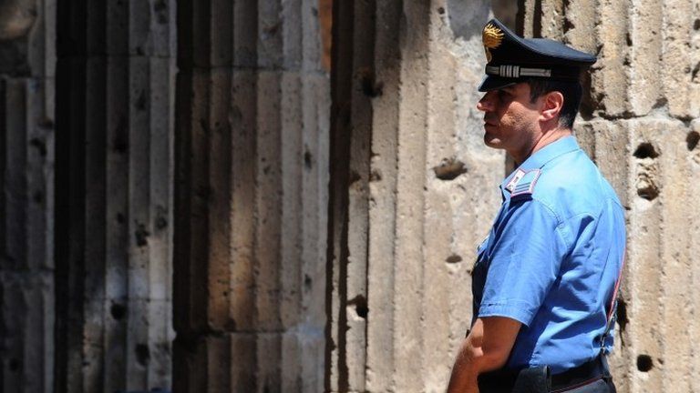 Italian police arrest 40 and film mafia initiation - BBC News