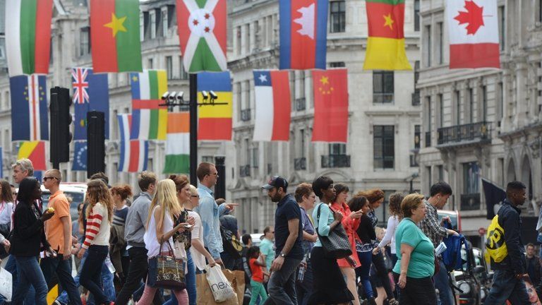 Tourists to UK 'to spend record levels in 2015' - BBC News