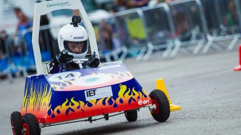 Pupils win Greenpower electric car competition - BBC News
