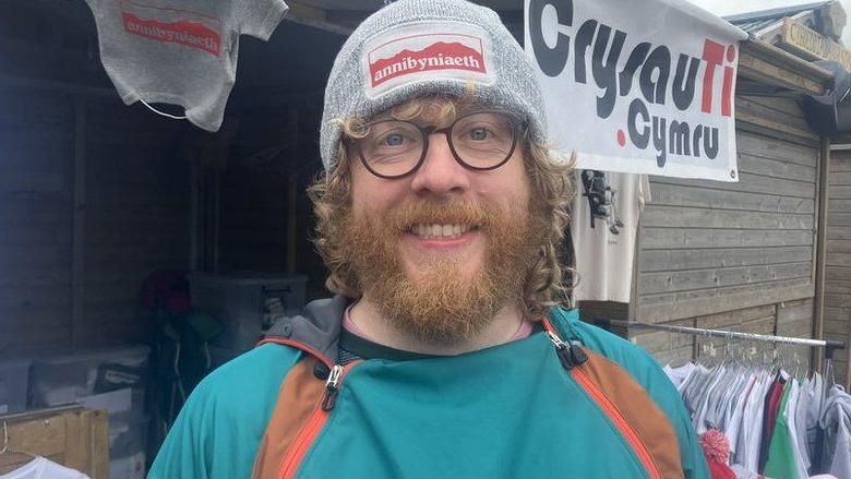 Cael stondin yn Eisteddfod yr Urdd 'wedi talu ffordd' - BBC Cymru Fyw