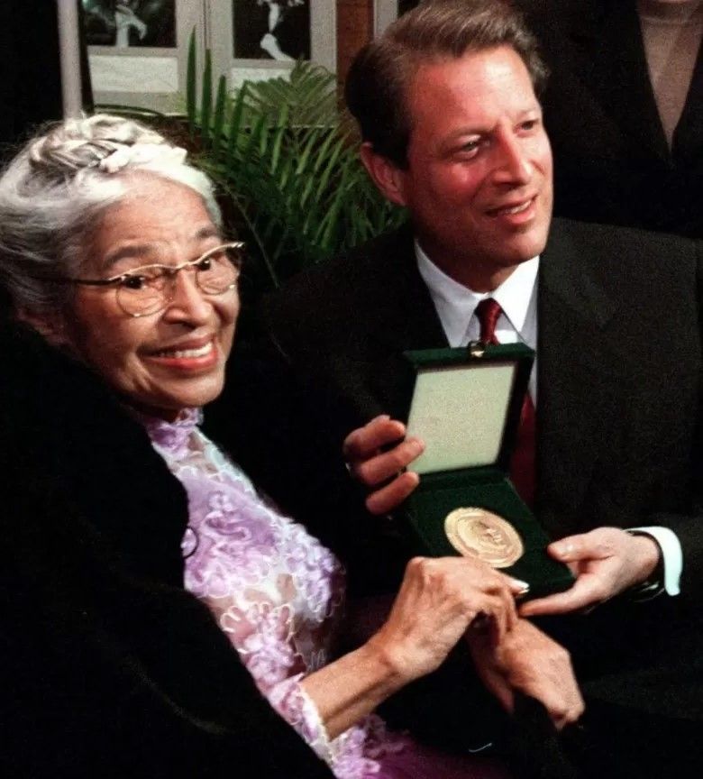 Rosa Parks : symbole de la lutte contre la ségrégation raciale en ...