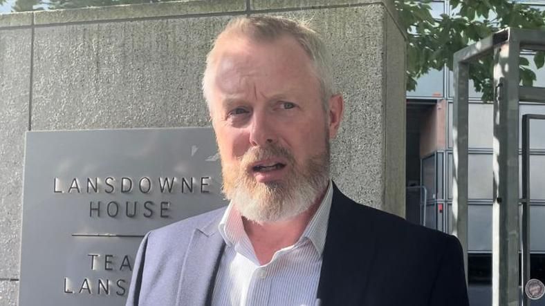 Aer Lingus pilots vote to accept pay deal - BBC News