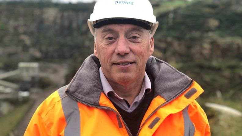 Guernsey's post-16 education system 'approaching crisis point' - BBC News