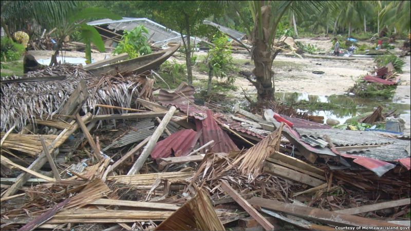 Foto korban tsunami Mentawai - BBC News Indonesia